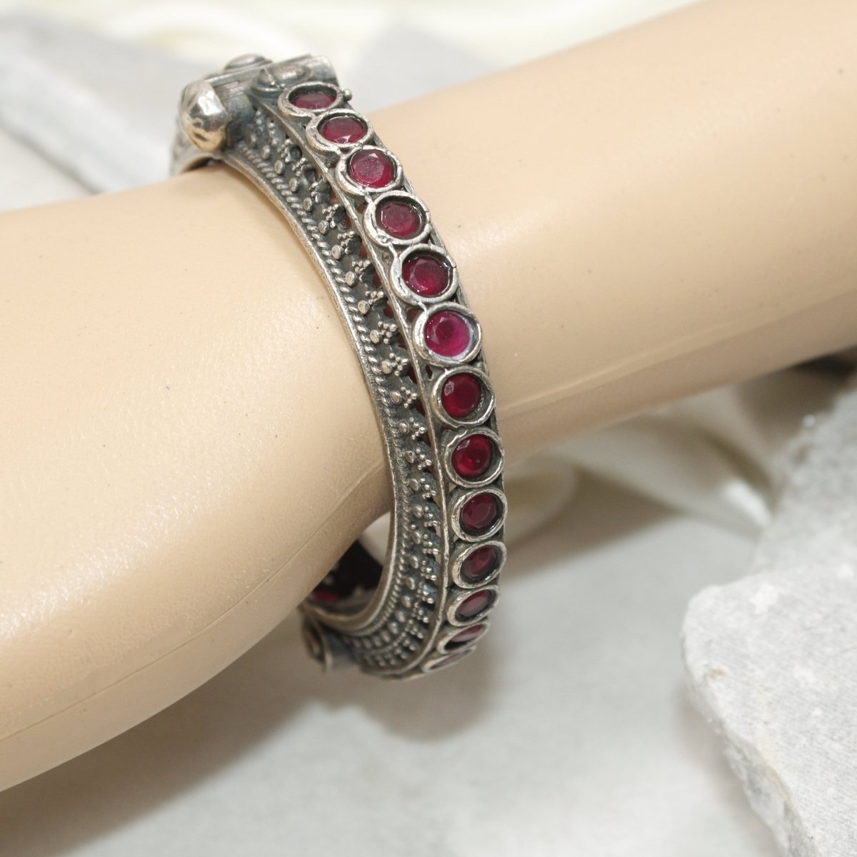 BOHO CHAKRA PATTERN MULTI STONE KADA-RED – Navraee By Jaipur Jewels Shop